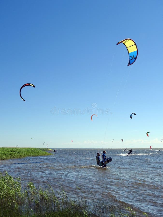 La Gente Di Kiting Nello Sputo Di Curonian, Lituania Fotografia Stock ...