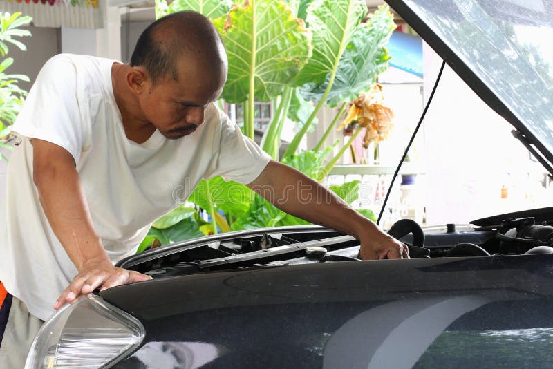 La Gente Está Reparando Los Coches. Foto de archivo - Imagen de coche ...