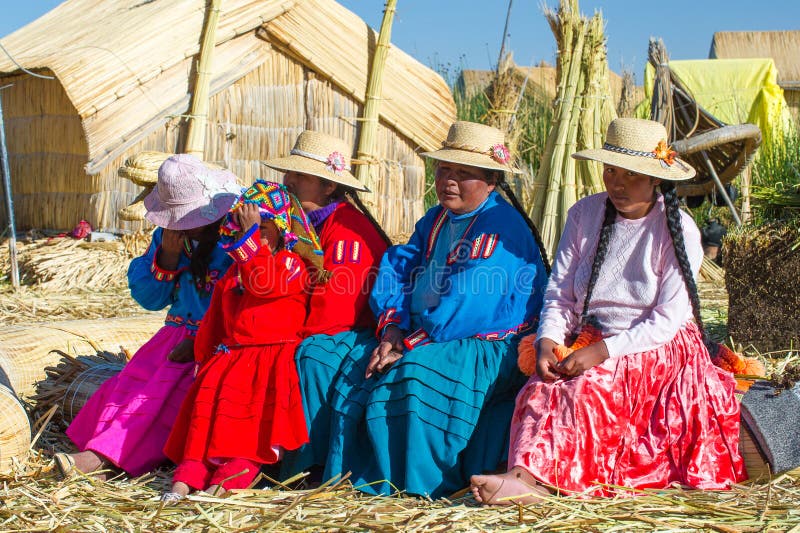 Donne In Vestiti Tradizionali Del Perù E Della Bolivia Al Mercato ...
