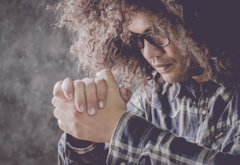 La Gente Subrayada Ruega En La Luz Para Bendecir De Dios Foto de ...