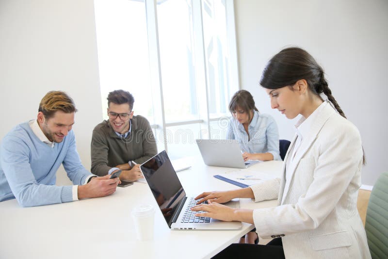 La Gente Sui Computer Che Funzionano Nello Start-up Fotografia Stock ...