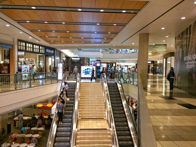 La Gente in Un Centro Commerciale Fotografia Stock Editoriale ...