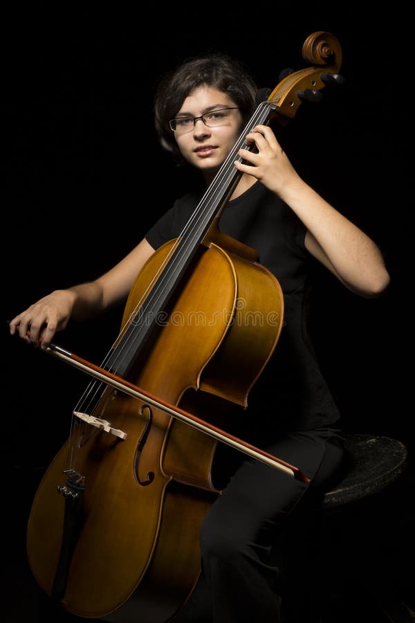 La Giovane Donna Gioca Il Violoncello Immagine Stock - Immagine di ...