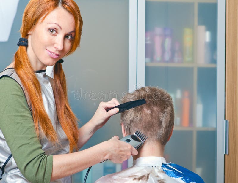 La Giovane Donna Il Parrucchiere Fa Il Ahairstyle Fotografia Stock ...