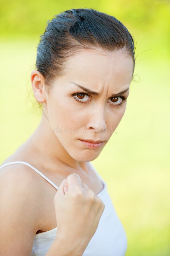 La giovane donna minaccia fotografia stock. Immagine di tenebroso ...