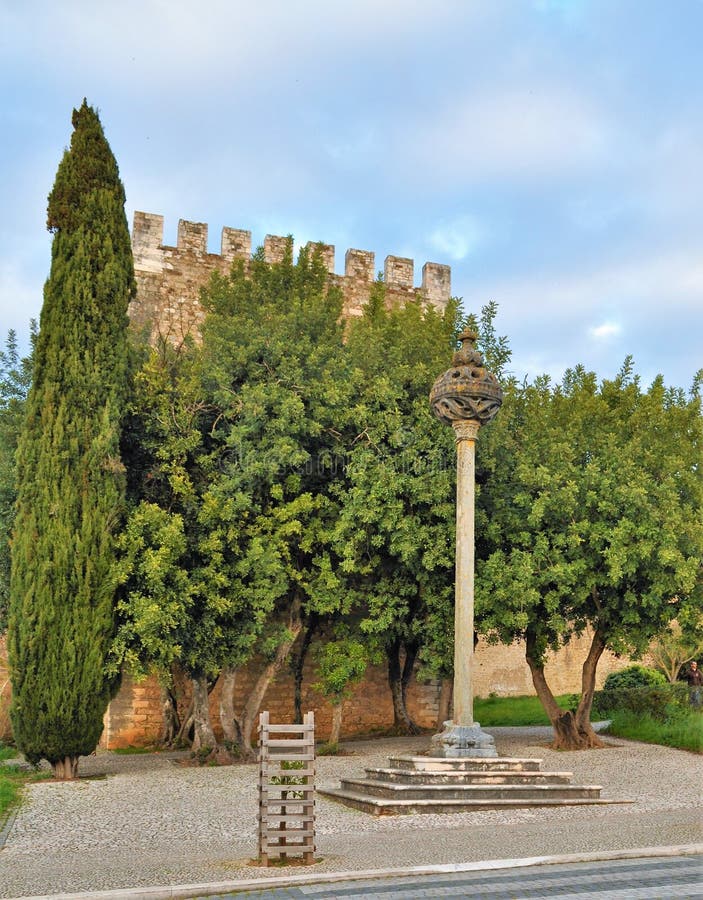 Vecchia Gogna Sul Fondo Della Parete Di Pietra Del Castello Immagine ...