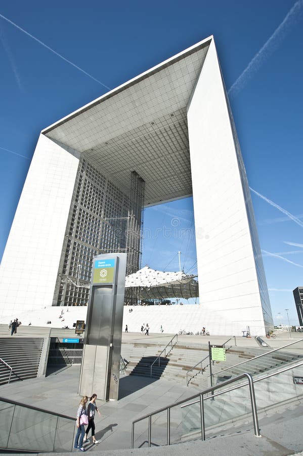 LA GRANDE ARCHE, LA DEFENSE, PARIS Editorial Stock Photo - Image of ...