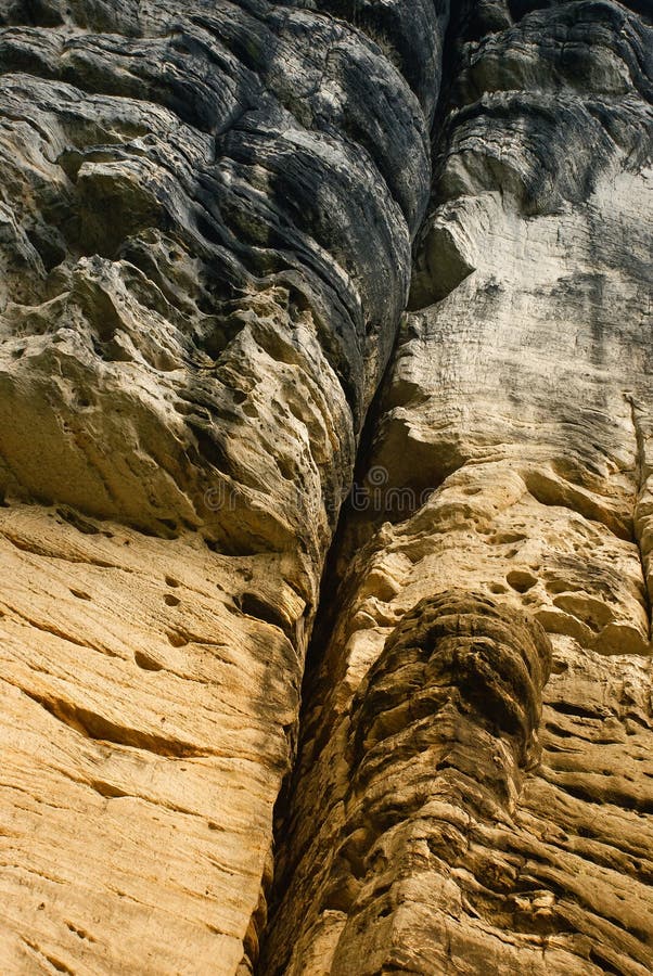 La grieta en rocas imagen de archivo. Imagen de oscuro - 15729361