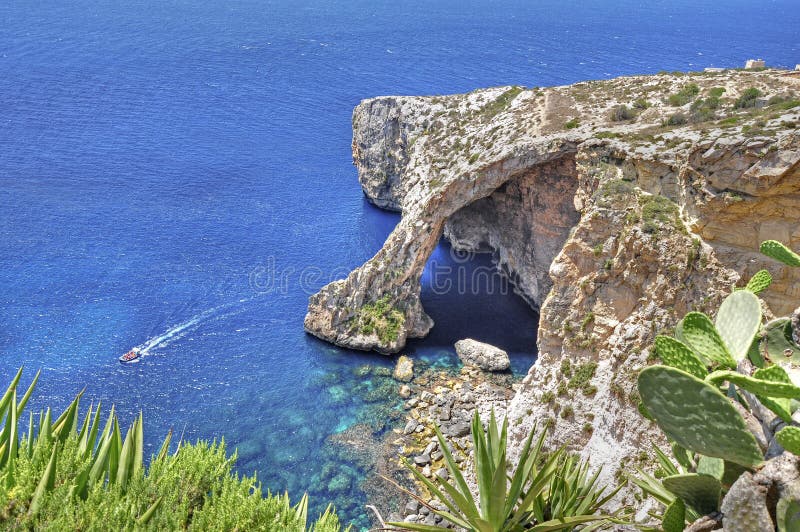 La grotta blu a Malta fotografia stock. Immagine di nave - 30616472