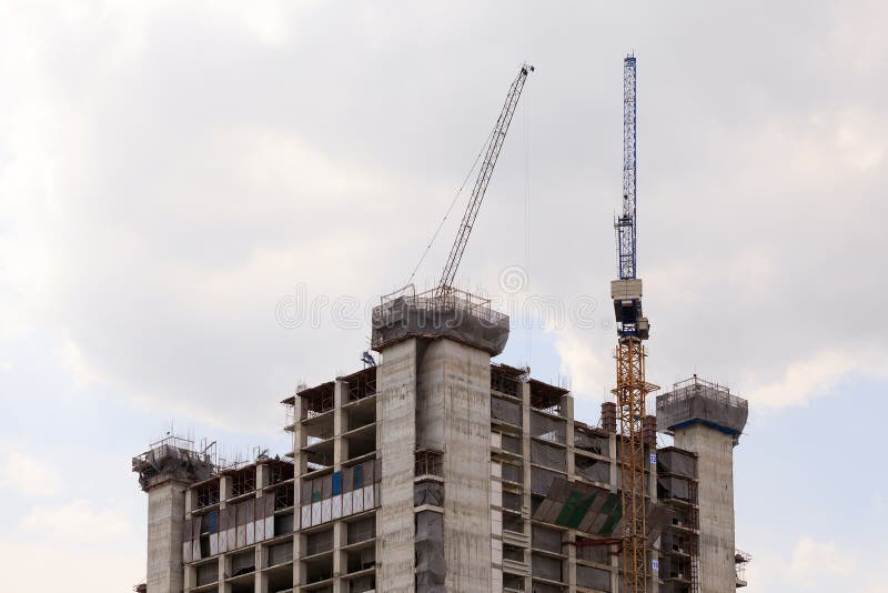 La Gru E Le Costruzioni Sono Nel Cantiere Immagine Stock - Immagine di ...
