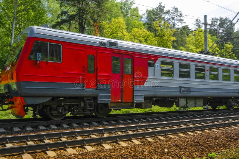 La imagen de un tren foto editorial. Imagen de plataforma - 123704306