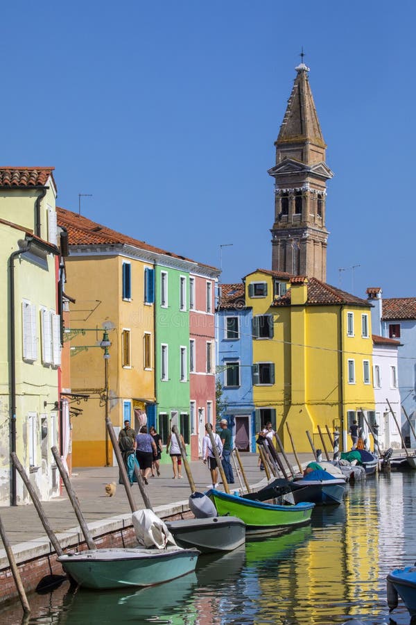La Isla De Burano En Italia Imagen editorial - Imagen de campanario ...