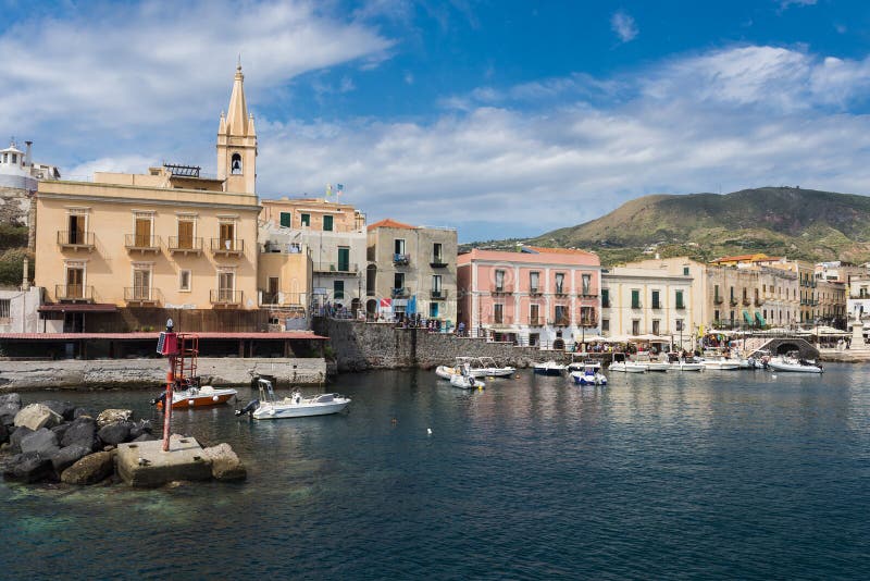 Isla de Lipari, Italia foto de archivo. Imagen de pila - 32432436