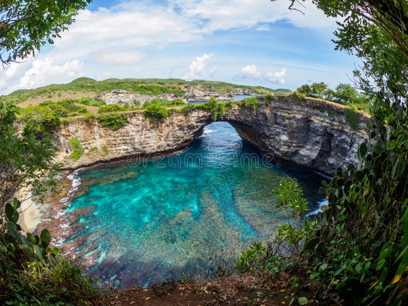 La Isla De Nusa Penida En Indonesia Imagen de archivo - Imagen de roca ...