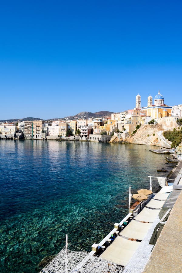 La isla de Syros imagen de archivo. Imagen de iglesia - 106352307