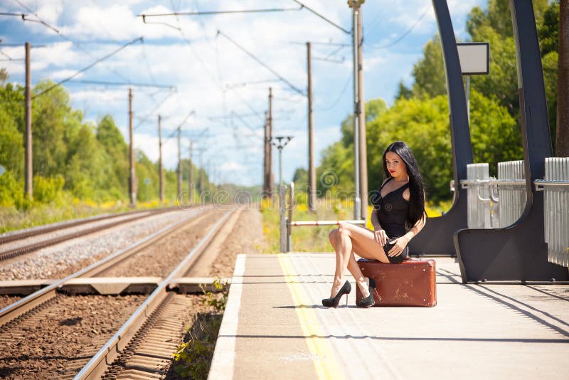 La Jeune Femme Attend Un Train Photo stock - Image du humain ...
