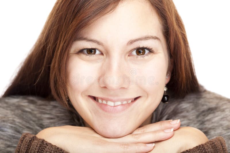 La Jeune Femme Avec Le Menton Sur Des Mains Sourit Heureux Photo Stock