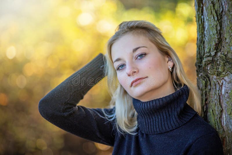 La Jeune Fille Sérieuse Pose Dans Le Parc Dautomne à Regarder La