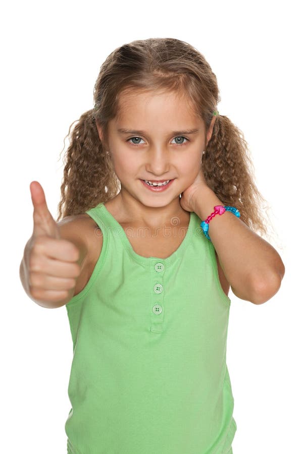 La Jolie Fille De Sourire Tient Ses Pouces Photo Stock Image Du Vert