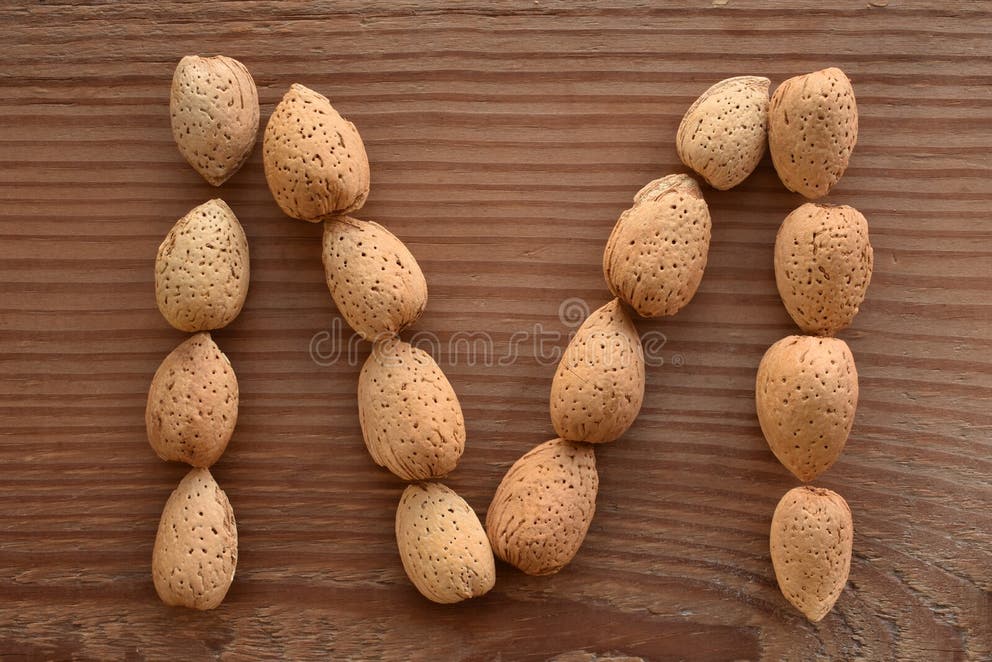 La Letra M Formada Con Las Almendras En La Madera Foto de archivo ...
