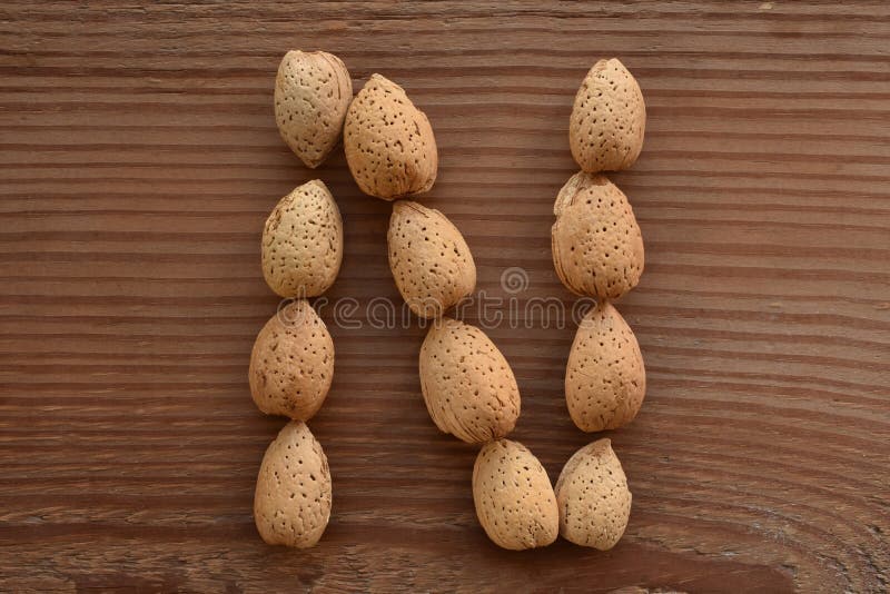 La Letra N Formada Con Las Almendras En La Madera Imagen de archivo ...