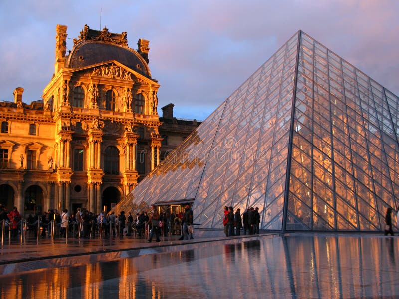 La Lumbrera 03, París, Francia Foto editorial - Imagen de hora, cielo ...