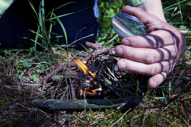 La lupa hace el fuego foto de archivo. Imagen de cubo - 50380690