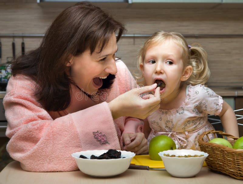 La Mère Alimente Le Petit Enfant Photo stock - Image du mère, table ...