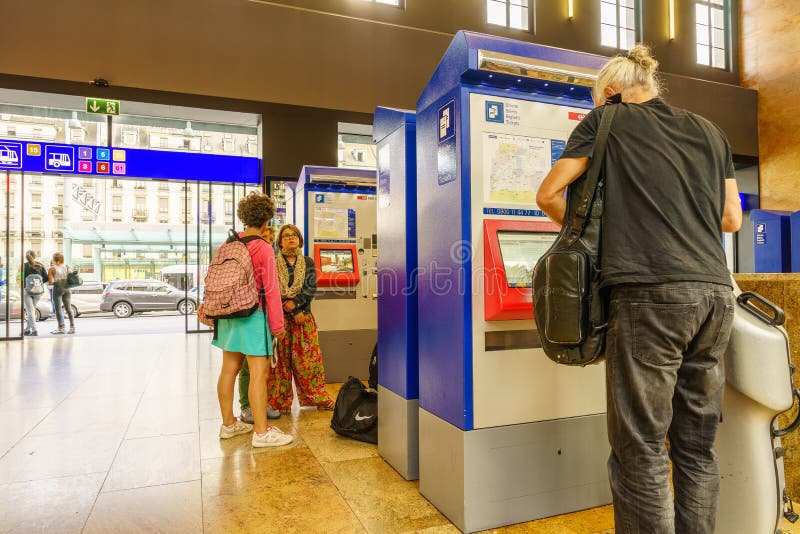 Le Distributeur De Billets SBB CFF FFS Photo stock éditorial - Image du ...