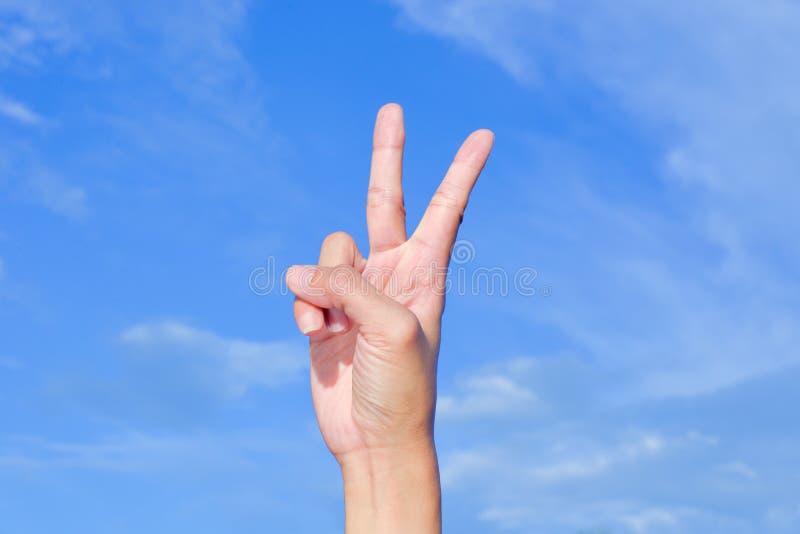 La Main Avec Deux Doigts Lèvent La Victoire Photo stock - Image du ...