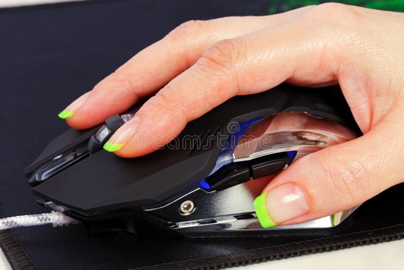 La Main Cliquent Sur Dessus La Souris Moderne D'ordinateur Photo stock ...