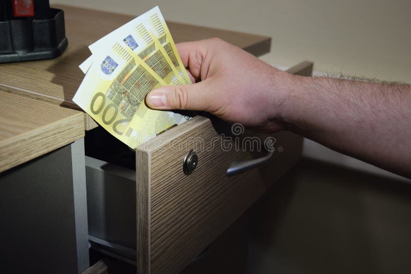 La Main De L'homme Sort De L'argent D'un Tiroir De Bureau Photo stock ...