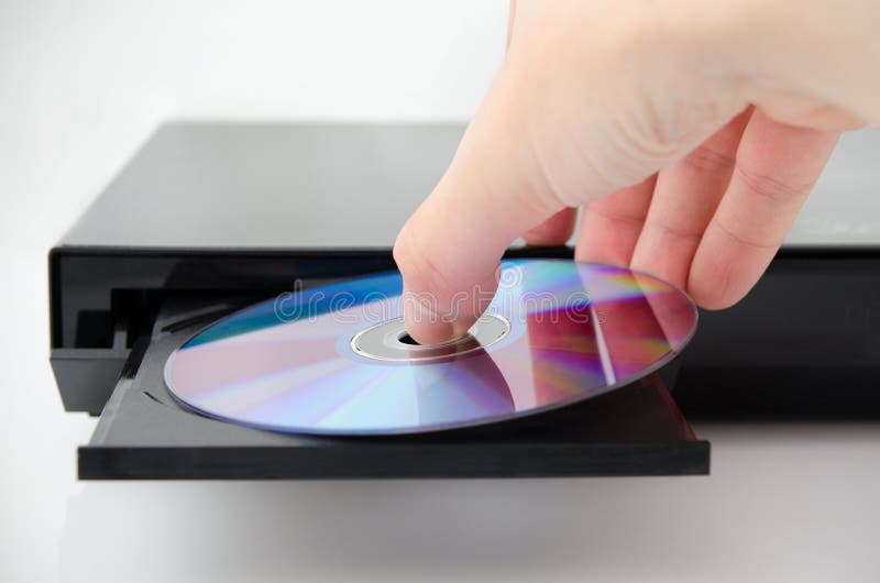 La Main Met Le Disque Dans Le Lecteur De CD Image stock - Image du ...