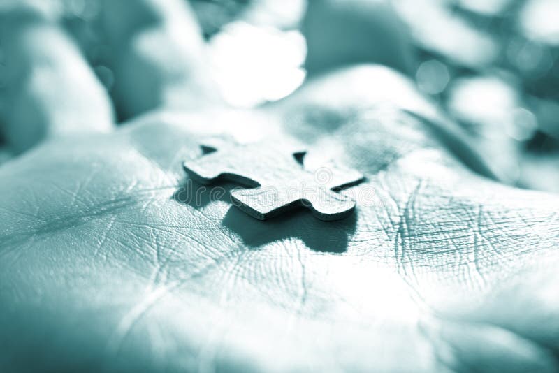 La main retient le puzzle image stock. Image of idée - 10421125