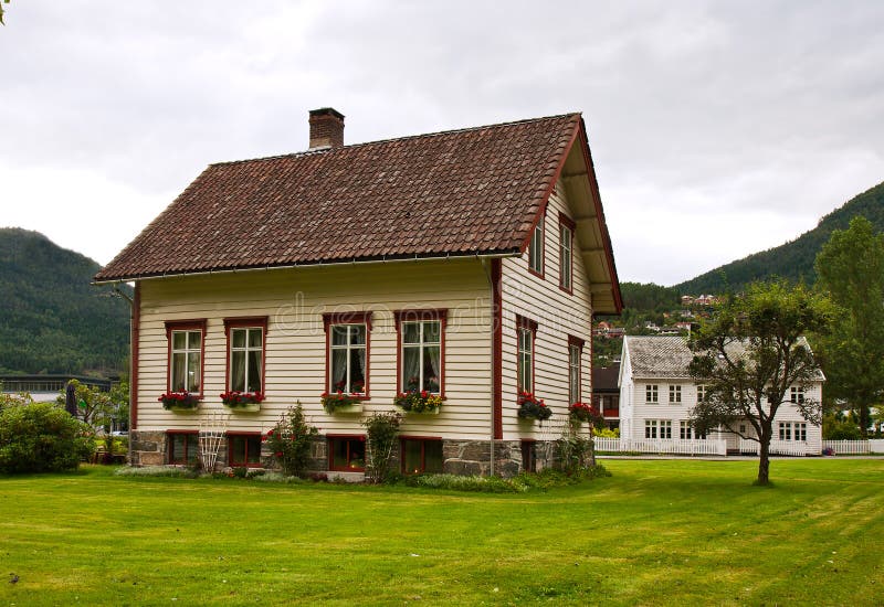 La maison rurale image stock. Image du rouge, hublots - 23313453