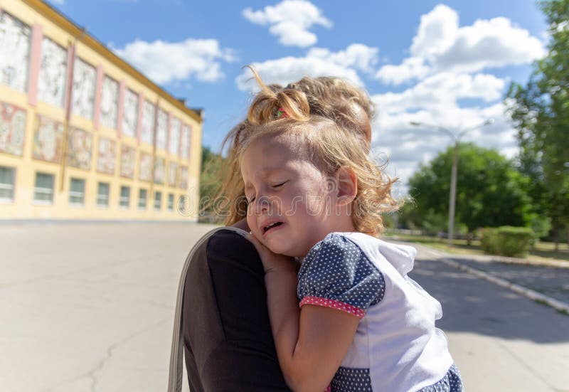 La Mamma Lenisce Il Bambino Il Bambino Sta Gridando Immagine Stock ... La Mamma Lenisce Il Bambino Il Bambino Sta Gridando Immagine Stock ...
