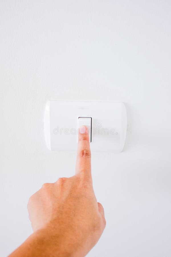 La Mano De La Mujer Con El Finger En El Interruptor De La Luz Foto de ... La Mano De La Mujer Con El Finger En El Interruptor De La Luz Foto de ...