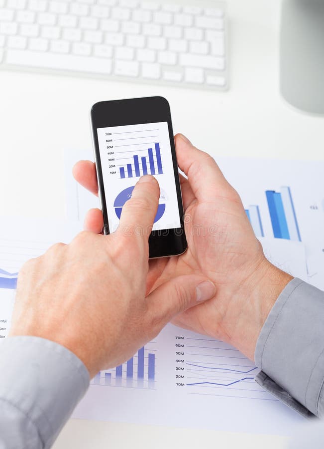 La Mano De La Persona Usando El Teléfono Celular Foto de archivo ...