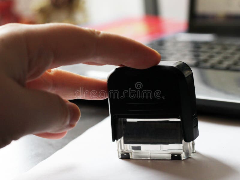 La Mano Pone Un Sello En El Documento Foto de archivo - Imagen de datos ...