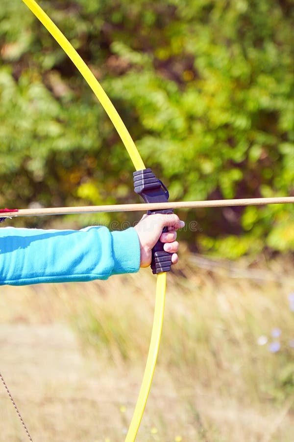 Tiro Al Arco Y Flechas En La Tabla Foto de archivo - Imagen de cuenta ...