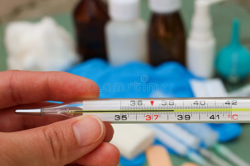 La Mano Tiene Il Termometro Fotografia Stock - Immagine di ...