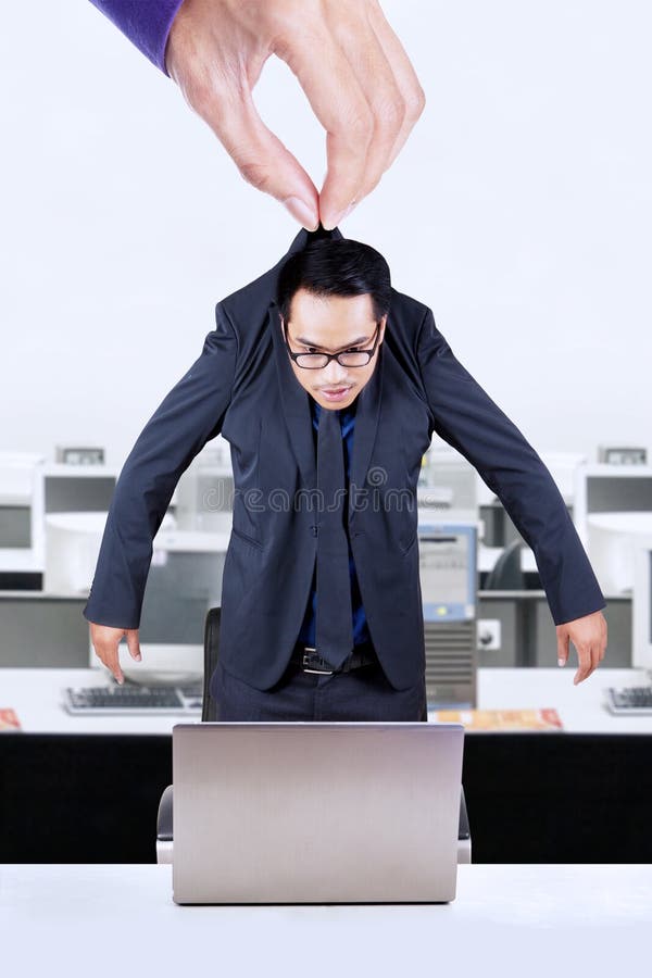 La Mano Tiene L'impiegato in Ufficio Immagine Stock - Immagine di ...