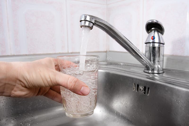 Una Mano Versa Acqua in Un Bicchiere Immagine Stock - Immagine di ...