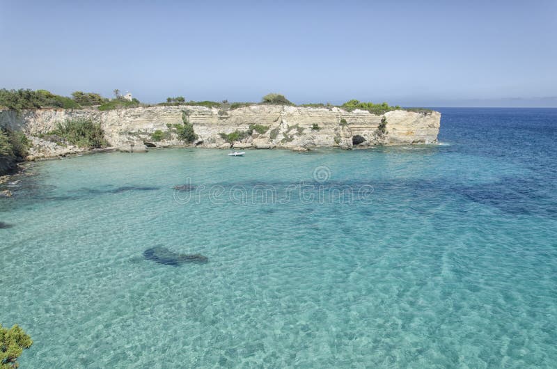 La Mer Transparente De Pouilles Image stock - Image du nature, été ...