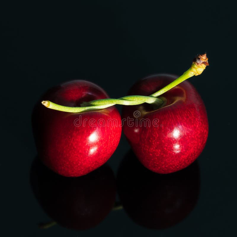 La Merise Rouge Se Trouve Sur La Table Image stock - Image du cactus ...
