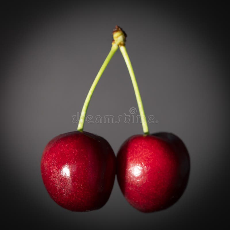 La Merise Rouge Se Trouve Sur La Table Photo stock - Image du poire ...