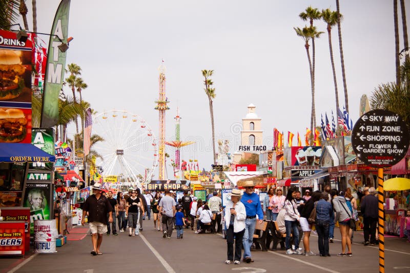 La Mitad Del Camino Centraa En La Feria Imagen editorial - Imagen de ...