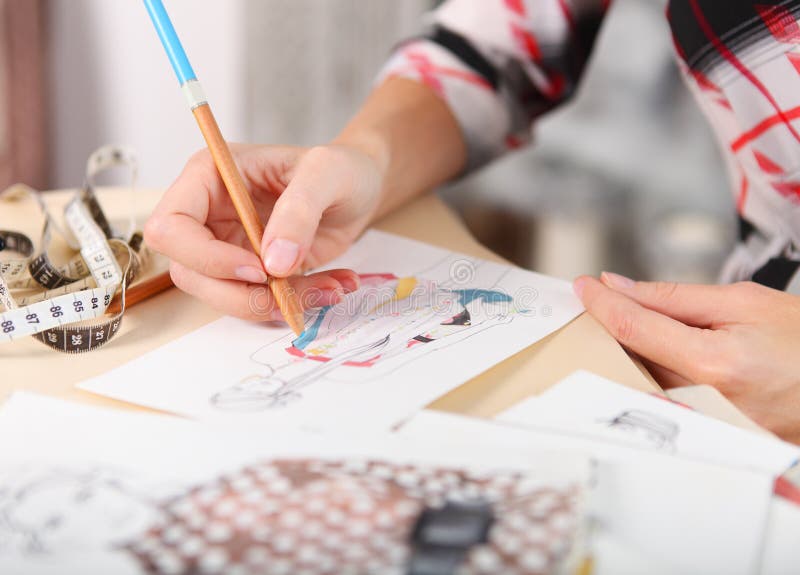 La Modista Está Dibujando Un Bosquejo De La Moda Imagen de archivo ...