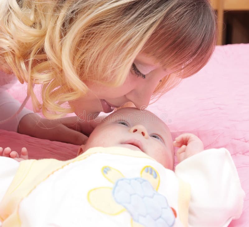 La momia besa al bebé imagen de archivo. Imagen de padre - 9101817