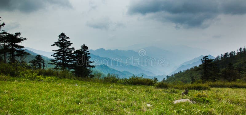 La Montaña Ridge De Qinling Foto de archivo - Imagen de cubo, escena ...